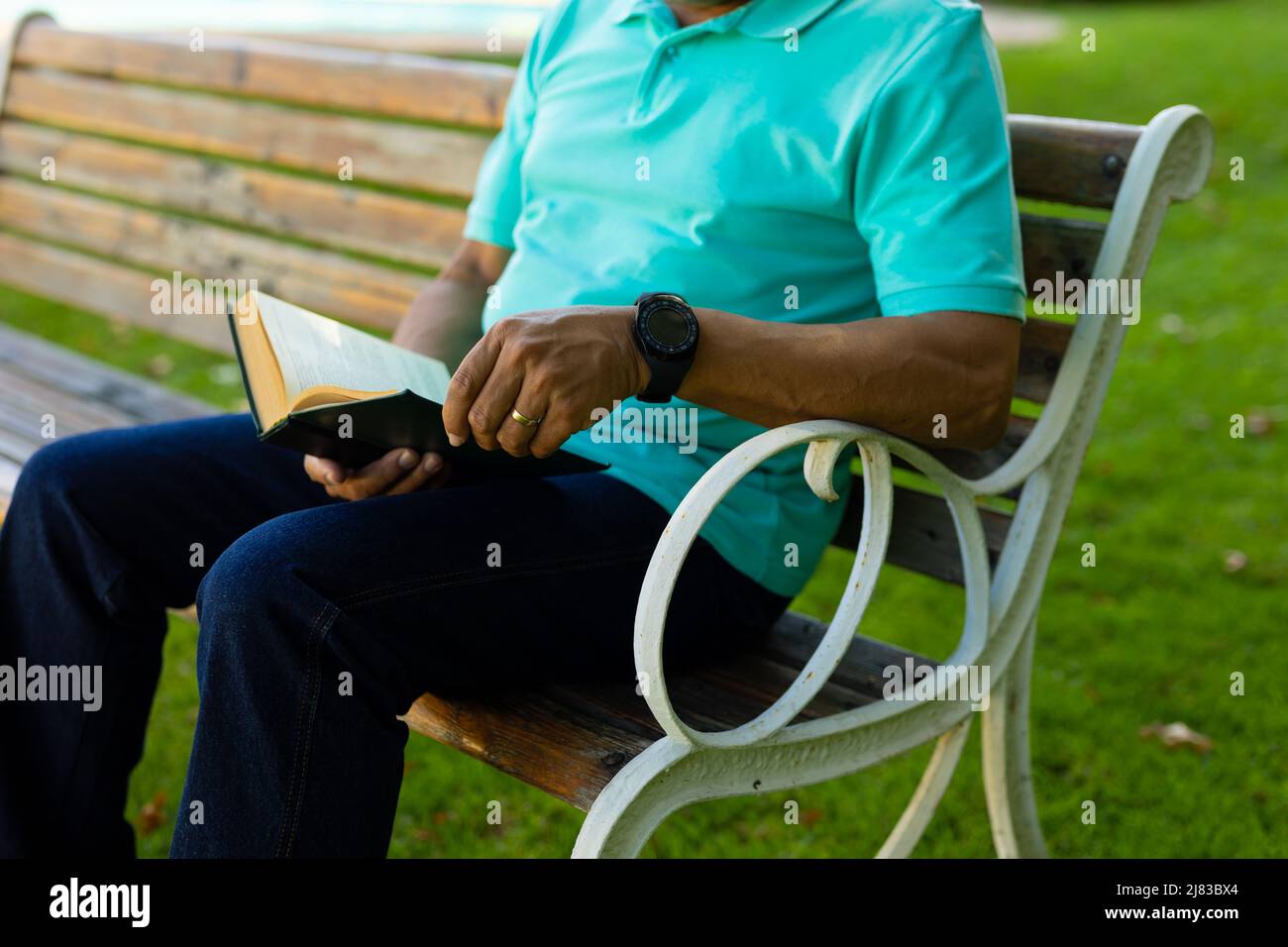 Man sitting bench reading book hi-res stock photography and images - Alamy