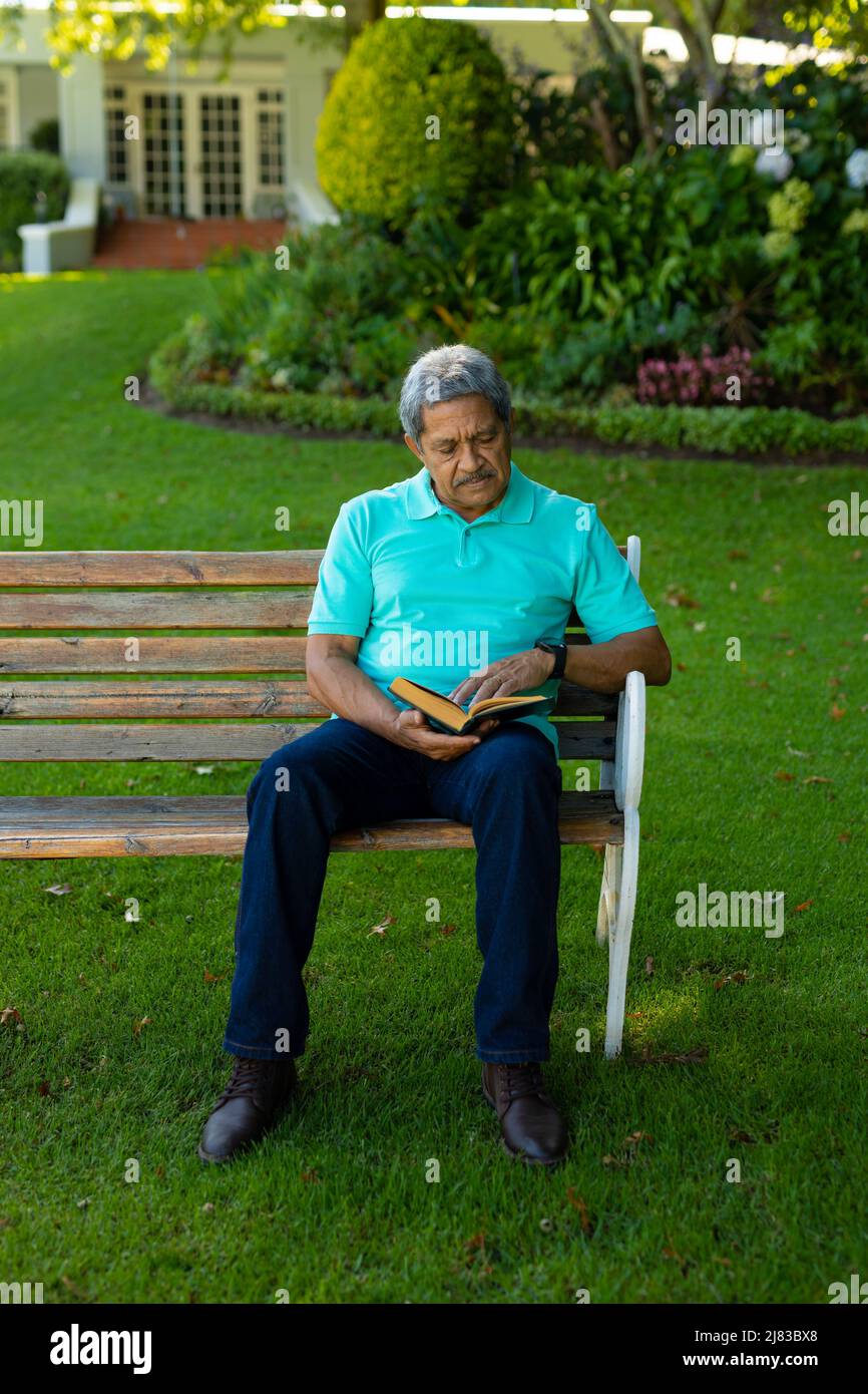 Man sitting bench reading book hi-res stock photography and images - Alamy