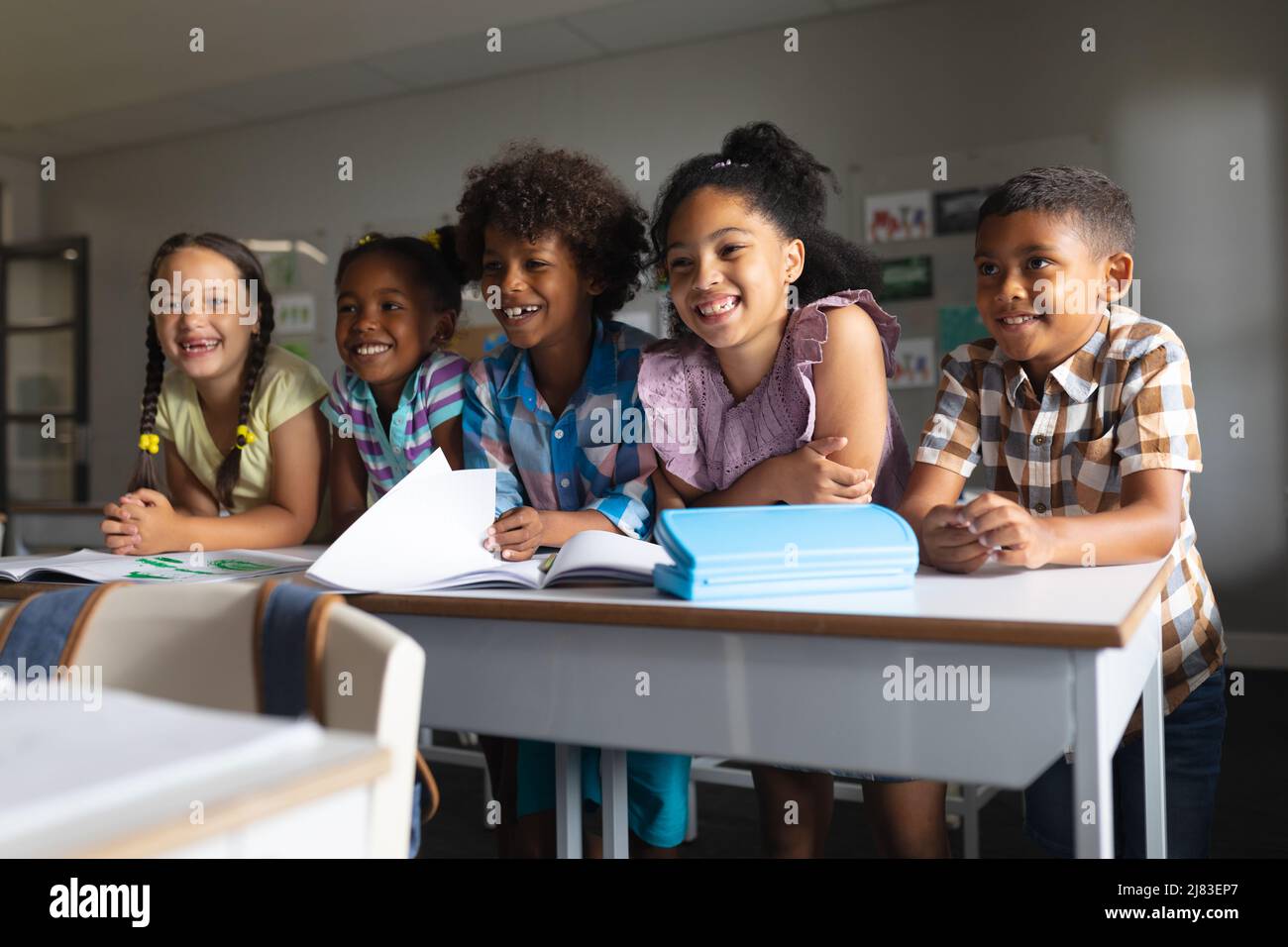Students sitting desk classroom hi-res stock photography and images - Alamy