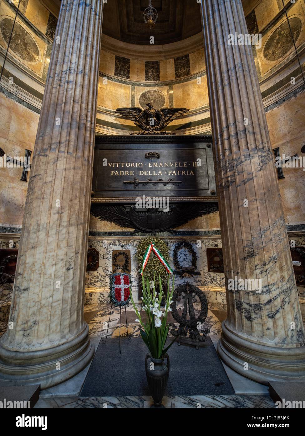 Tomb of Victor Emmanuel II in the Pantheon, Dome of the Pantheon, Roman ...