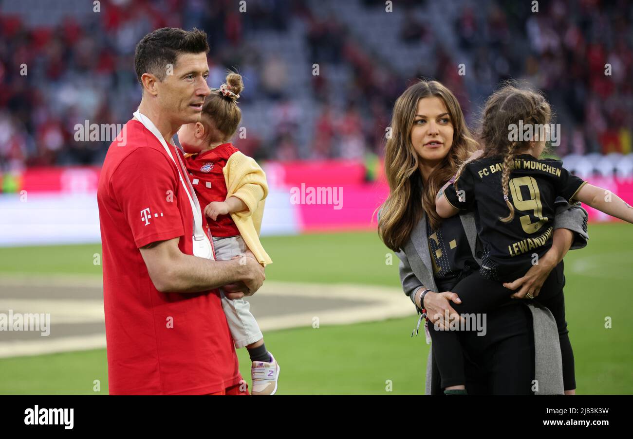 Robert Lewandowski of Bayern Muenchen mit Kinder Tšchter und Ehefrau ...