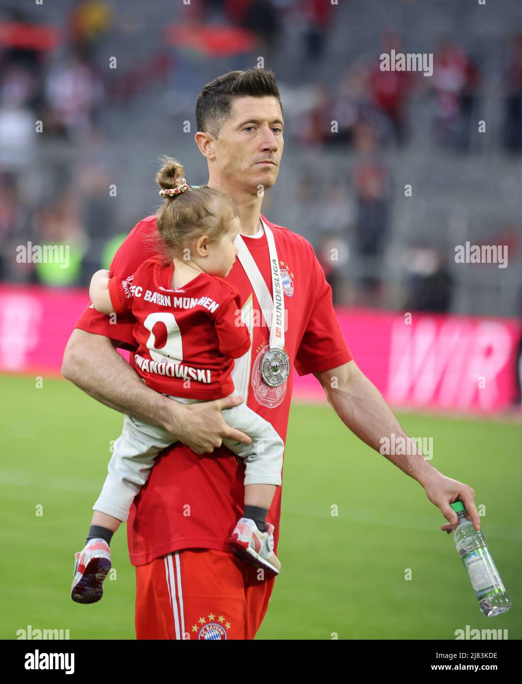 Robert Lewandowski of Bayern Muenchen mit Tochter Deutscher Fussball ...