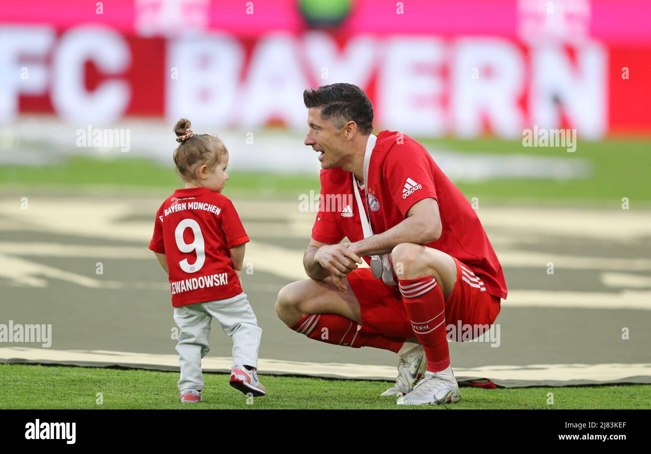 Robert Lewandowski of Bayern Muenchen mit Tochter Deutscher Fussball ...