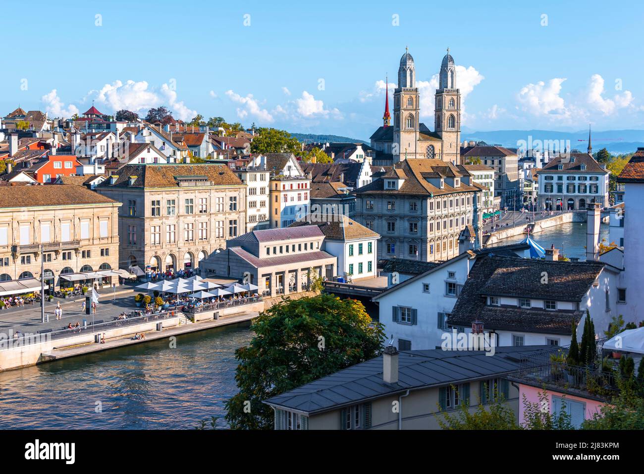 Fluss Limmat, Grossmuenster, Kirchenturm, Altstadt von Zuerich, Zuerich ...