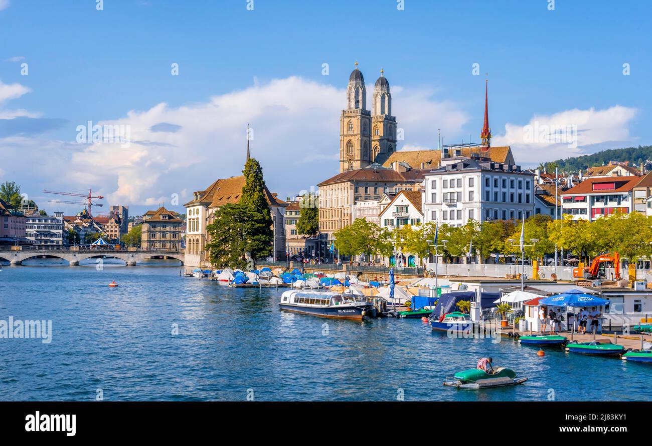 Abendstimmung, Grossmuenster, Boote auf dem Limmat, Altstadt von ...