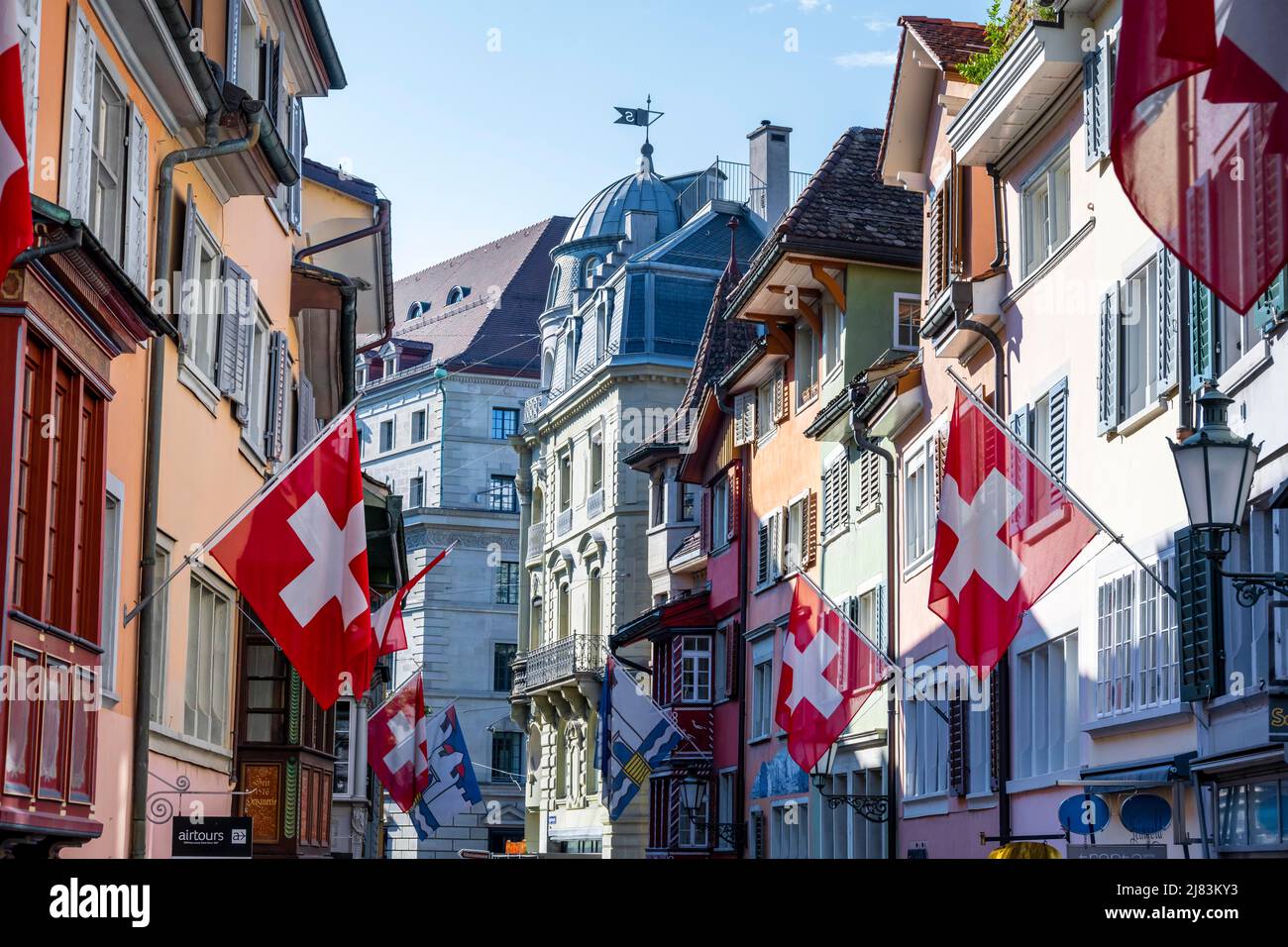 Altstadt von Zuerich, mit Schweizer Flaggen, Zuerich, Schweiz Stock ...