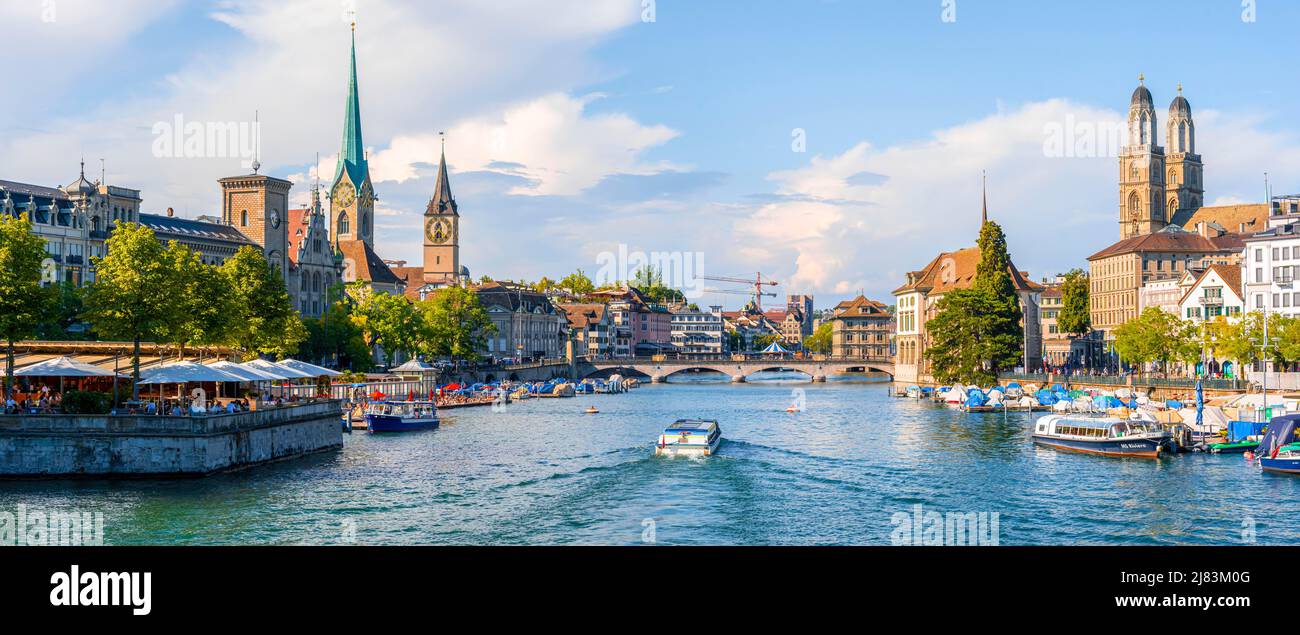 Stadtpanorama, Abendstimmung, Fraumuenster und Grossmuenster, Boote auf ...