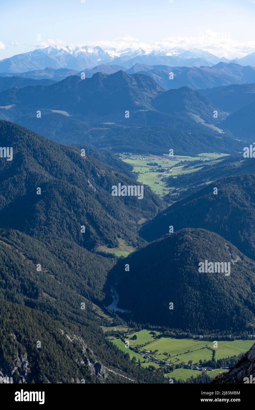 Gruene Berglandschaft hinten Grossvenediger, Nuaracher Hoehenweg ...