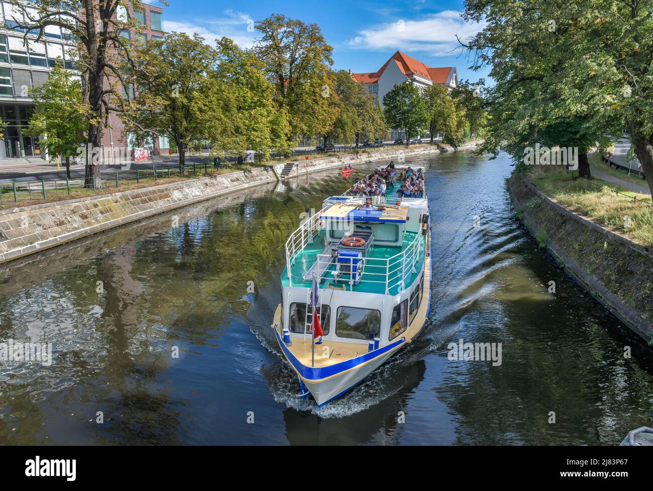Excursion boat, Landwehr Canal, Tiergarten, Mitte, Berlin, Germany ...