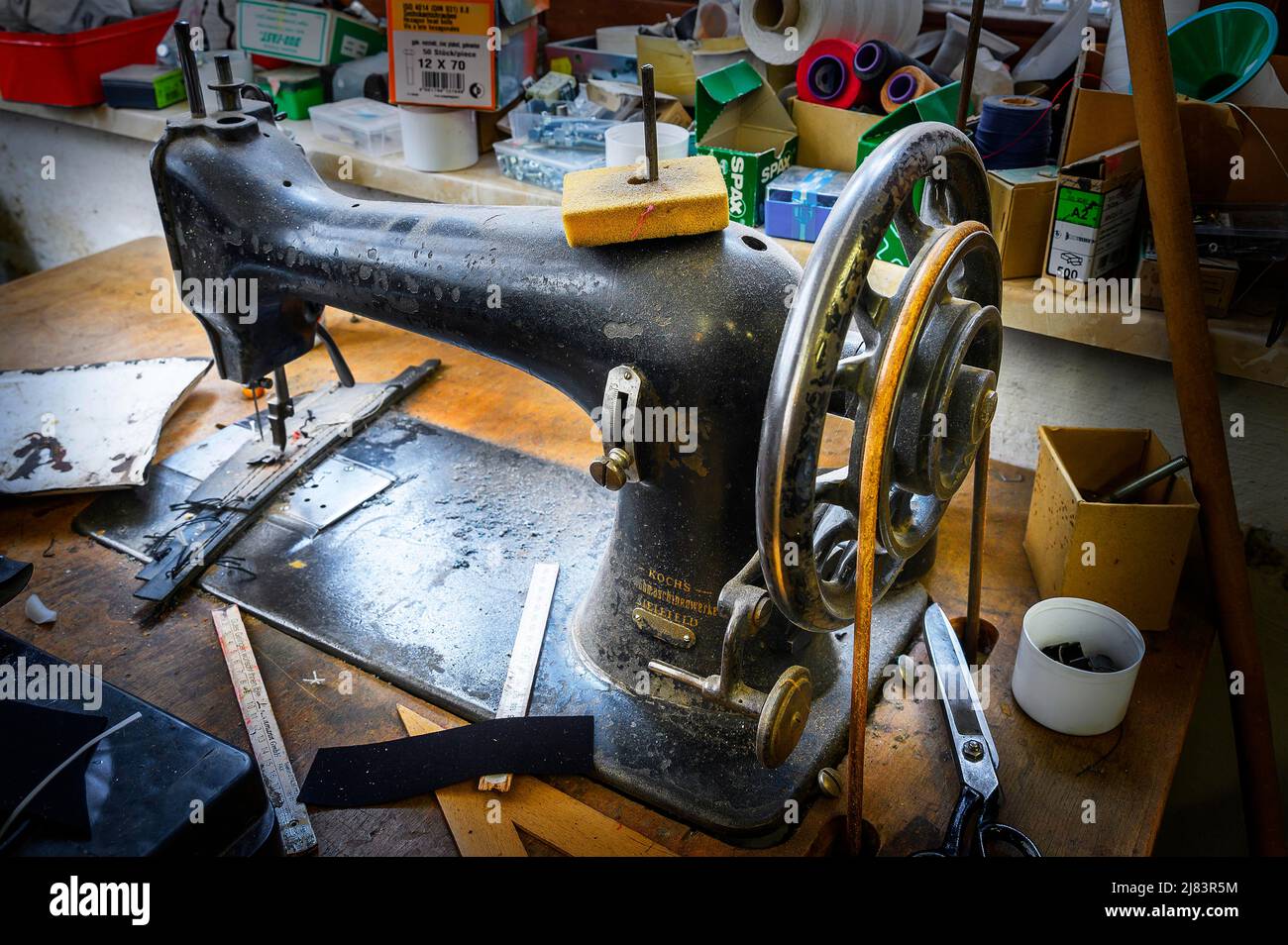 Old sewing machine hi-res stock photography and images - Alamy