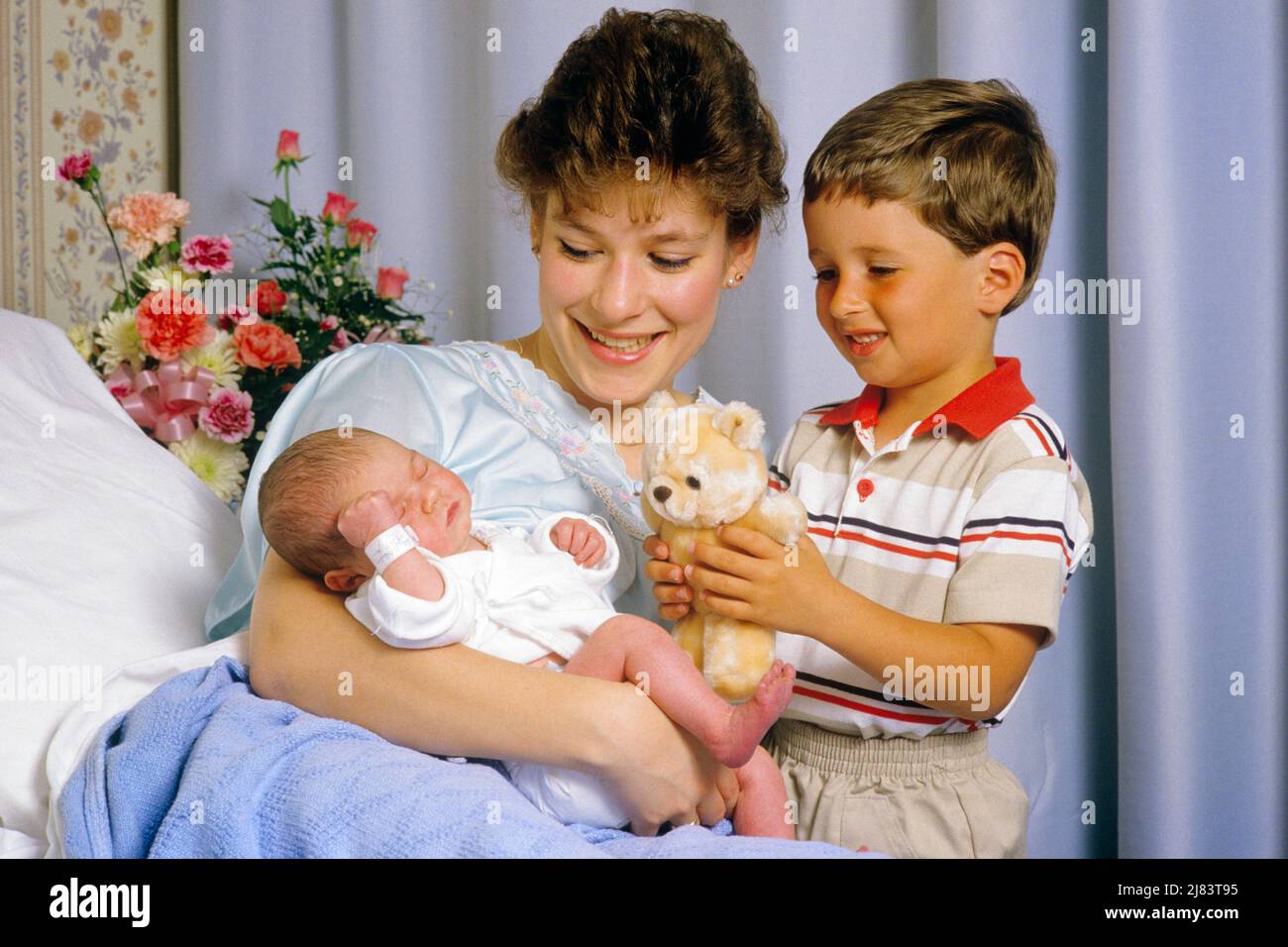 Hospital new baby sibling hi-res stock photography and images - Alamy