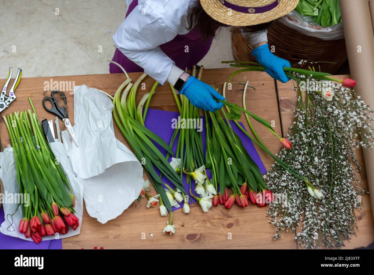 Moscow, Russia. 8th March, 2022 florist collects a bouquet for sale at ...