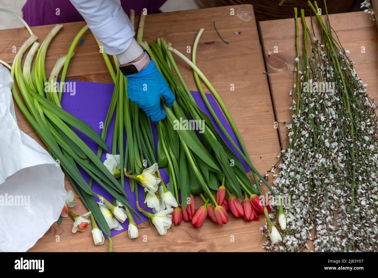 Moscow, Russia. 8th March, 2022 florist collects a bouquet for sale at ...