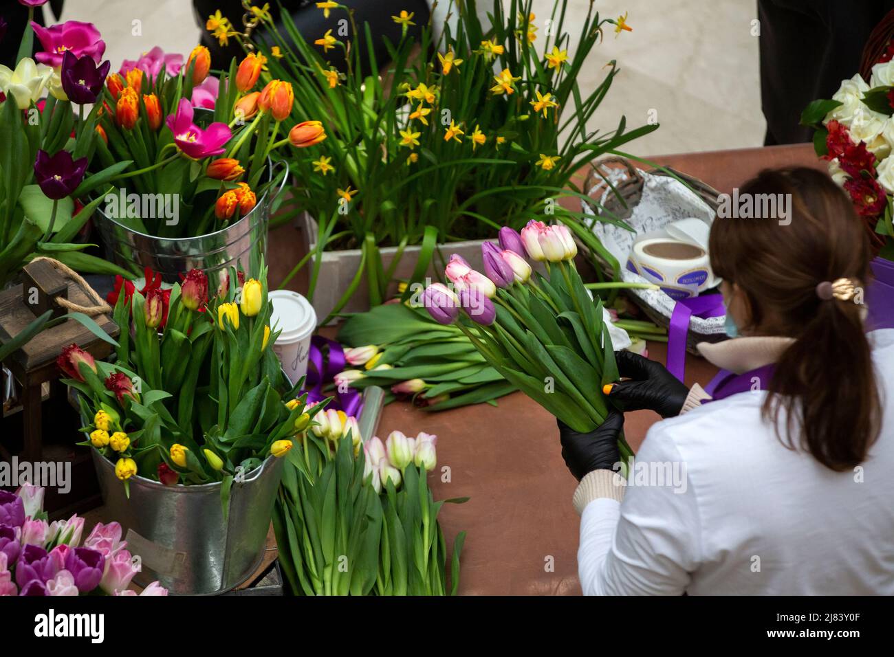 Moscow, Russia. 8th March, 2022 florist collects a bouquet for sale at ...