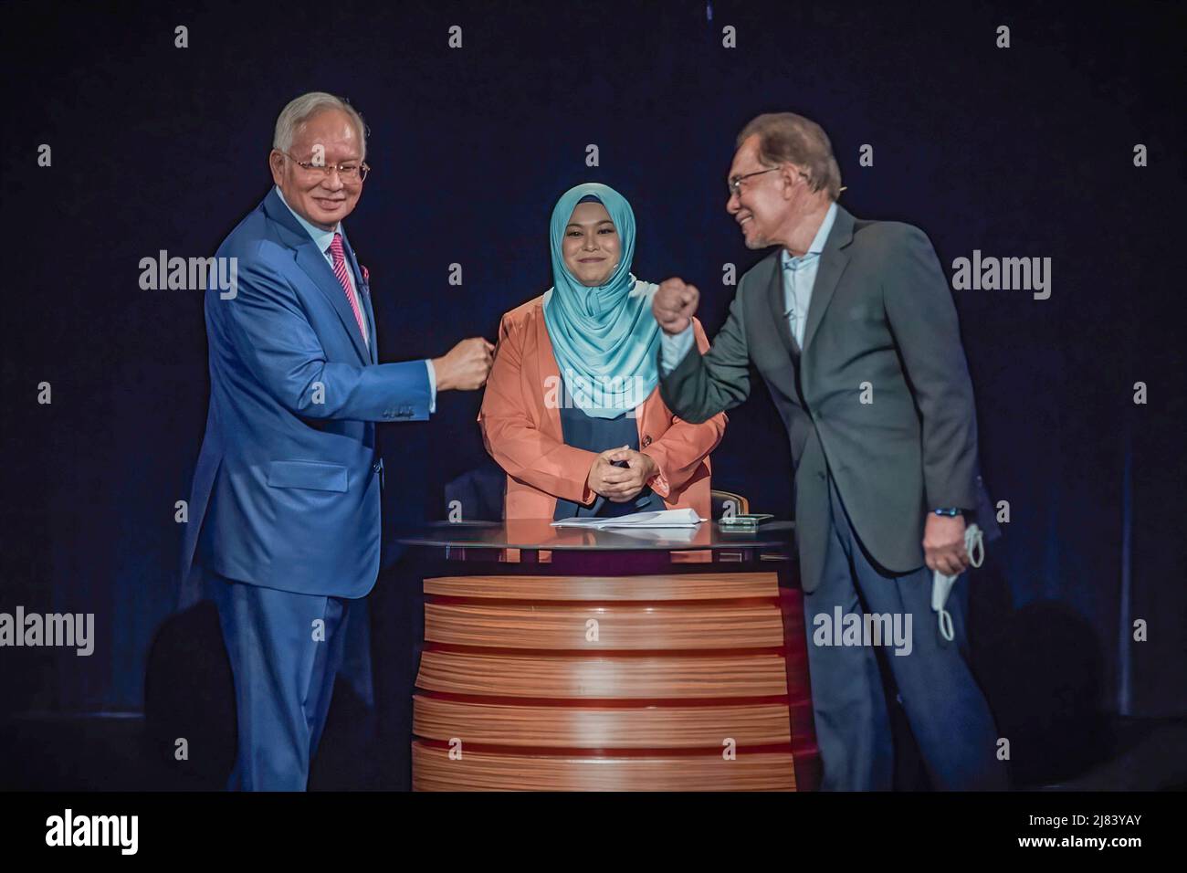 Former Malaysian Prime Minister Datuk Seri Najib Razak (left) and ...