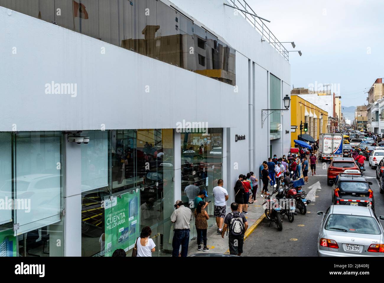 People standing outside bank hi-res stock photography and images - Alamy
