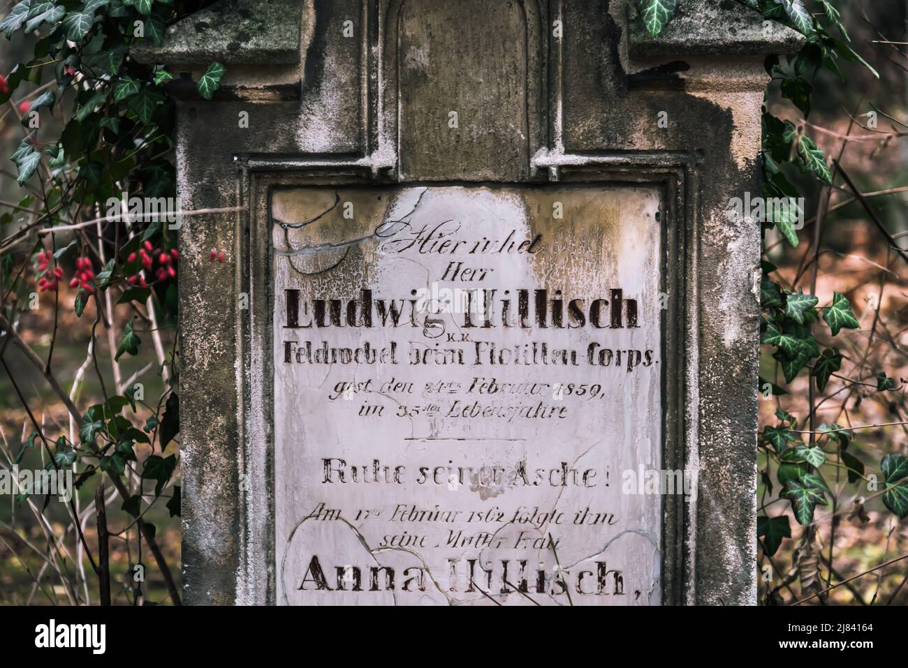 Gothic headstone hi-res stock photography and images - Alamy