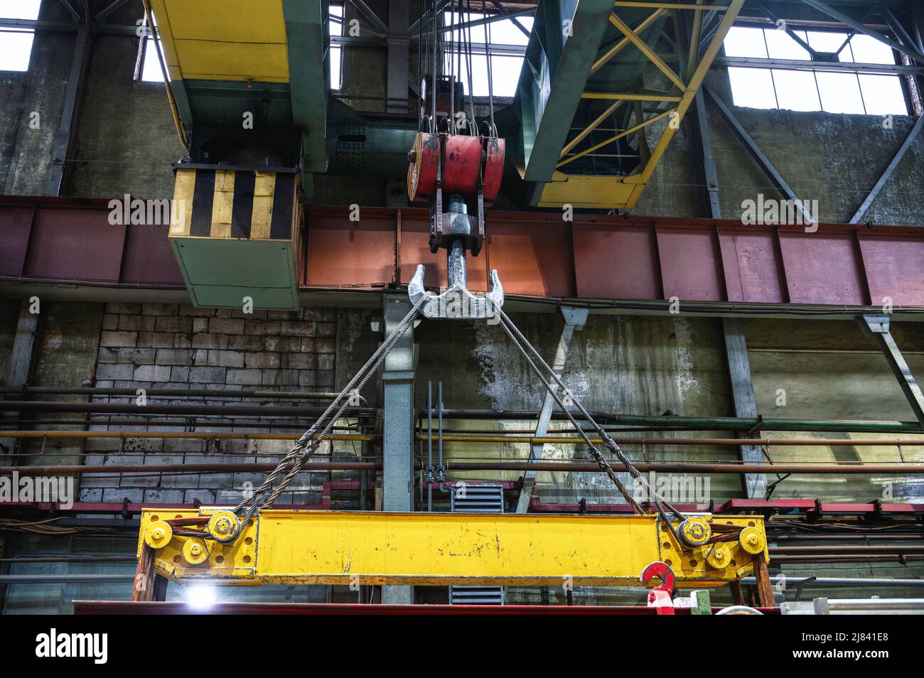 Hook assembly of travelling crane with hanging strops Stock Photo - Alamy Hook assembly of travelling crane with hanging strops Stock Photo - Alamy
