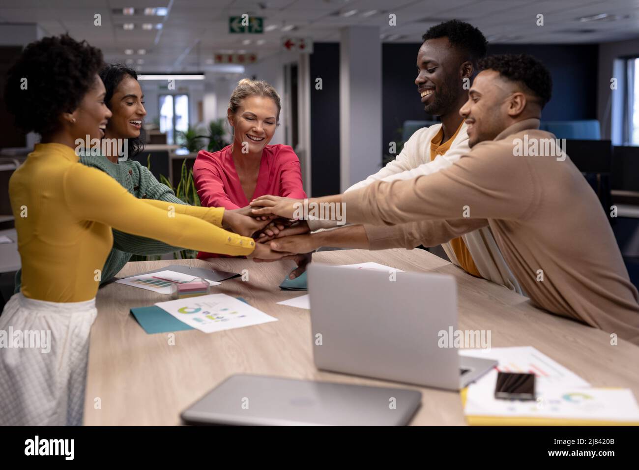Conference table meeting hi-res stock photography and images - Alamy