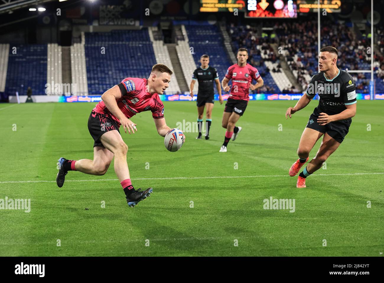 Sam Halsall #25 of Wigan Warriors goes over for a try Stock Photo - Alamy