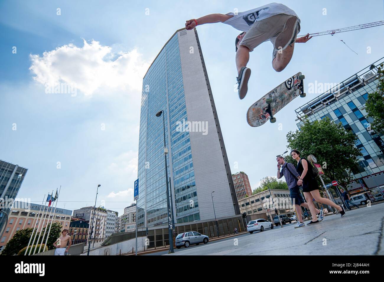 Teen boy speed skating hi-res stock photography and images - Alamy