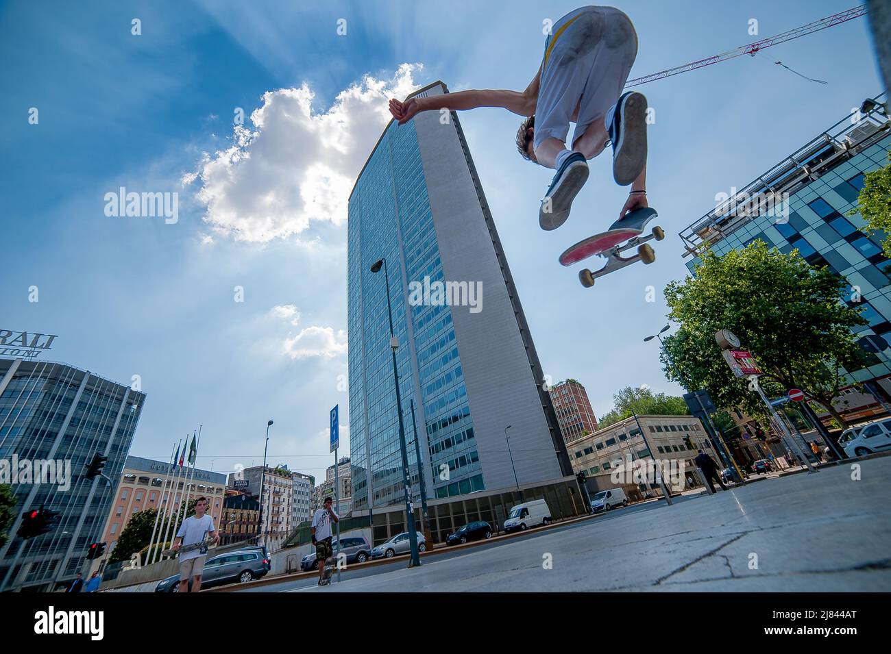 Teen boy speed skating hi-res stock photography and images - Alamy