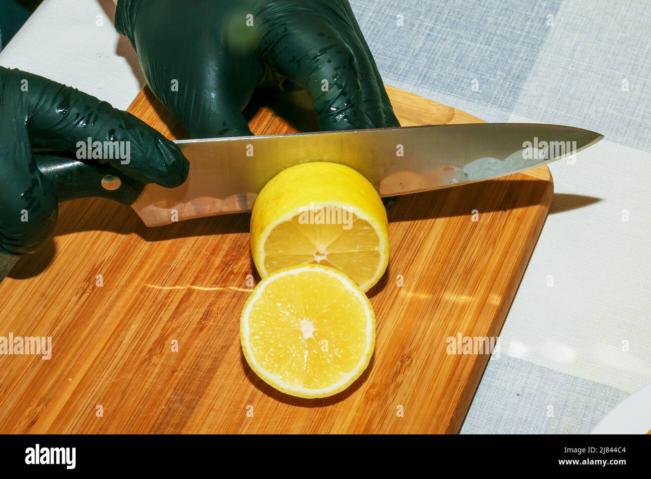 How to cut a lemon hi-res stock photography and images - Alamy