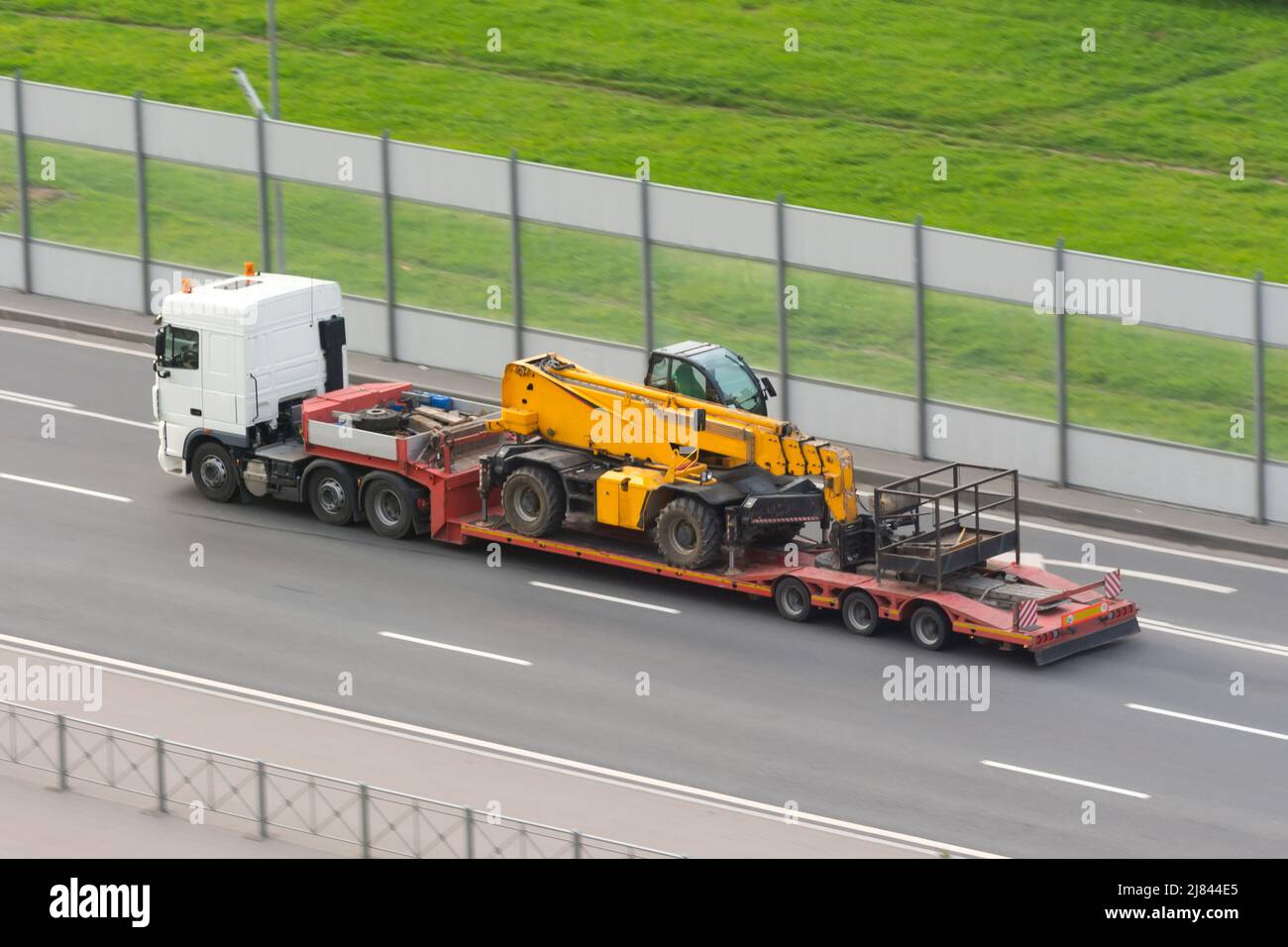 Car trailer scissor lift hi-res stock photography and images - Alamy