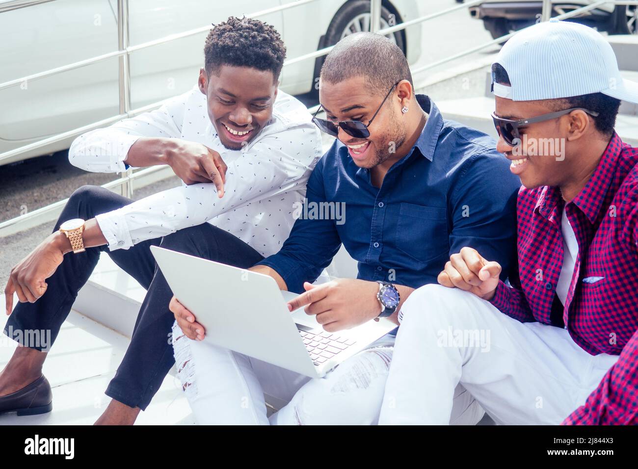 Group young men talking bench hi-res stock photography and images - Alamy