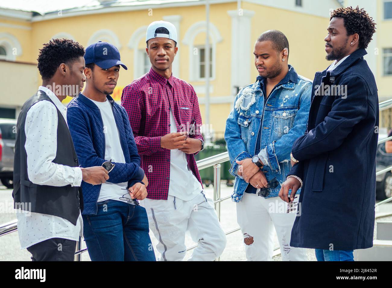 Loud laughing group hi-res stock photography and images - Alamy