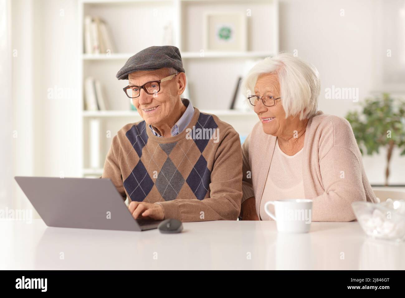 Man woman computer not office hi-res stock photography and images - Alamy