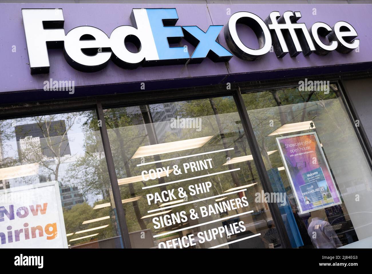 A shop sign of Fedex Office, on May 07, 2022 in New-York City, USA ...