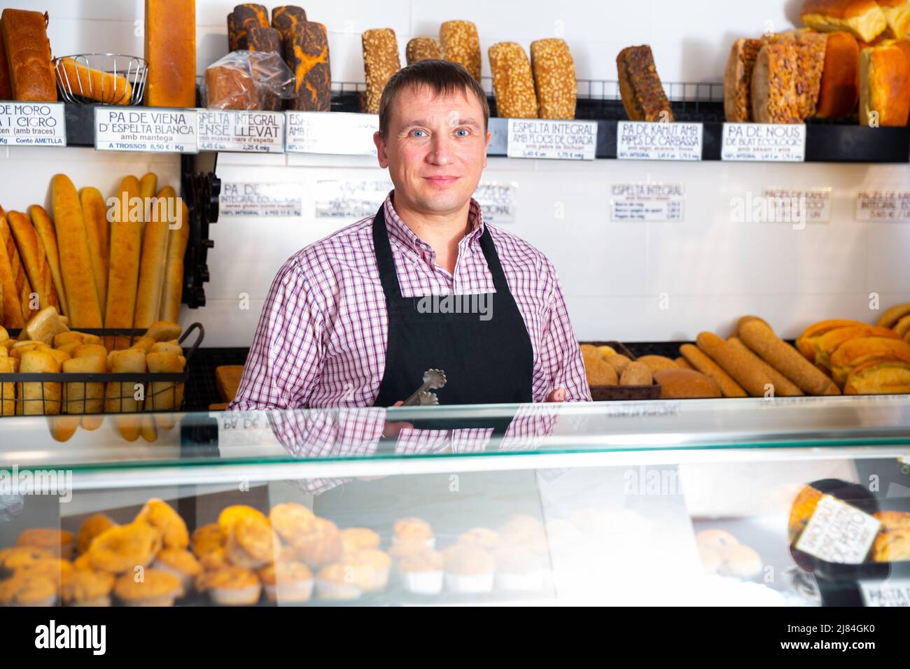 Baker at counter in bakehouse Stock Photo - Alamy