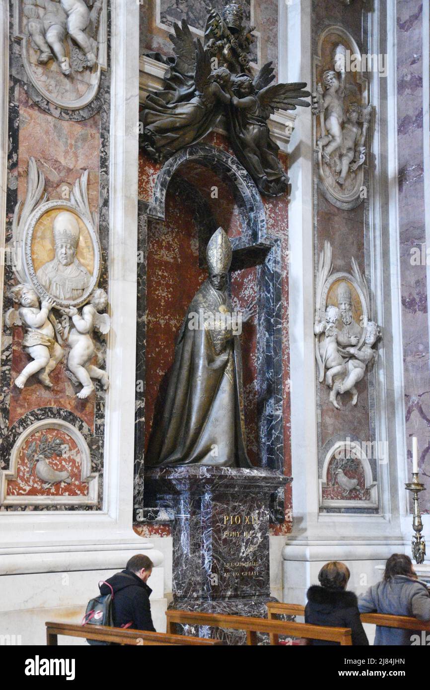 Monument to Pius XII by Francesco Messina (1963) in Saint Peter's ...