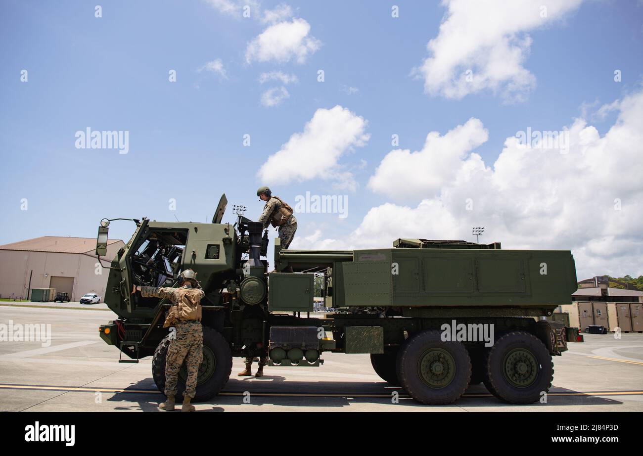 U.S. Marine Corps crewmen with Kilo Battery, 2nd Battalion, 14th Marine ...