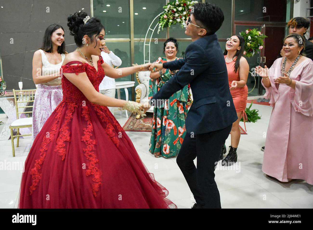 Quinceanera mexico hi-res stock photography and images - Alamy