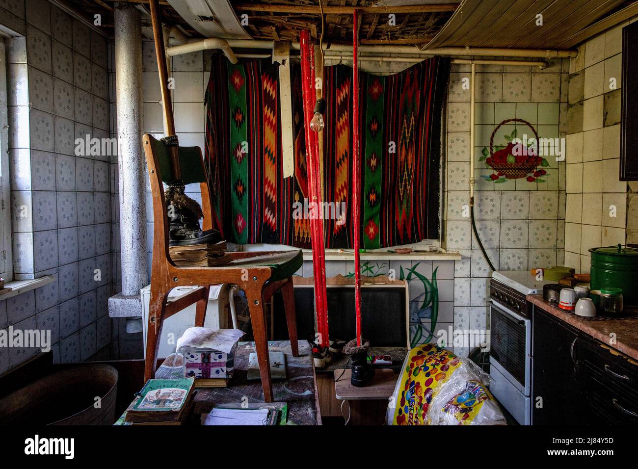 Slatyne, Ukraine. 05th May, 2022. Wooden sticks and temporary fixes to ...