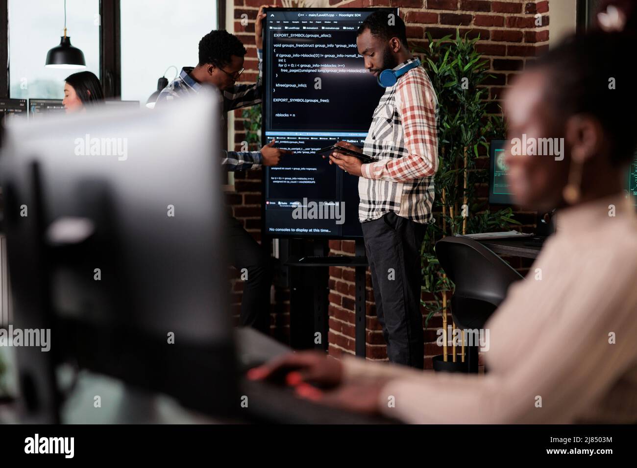 Applications engineer hi-res stock photography and images - Alamy