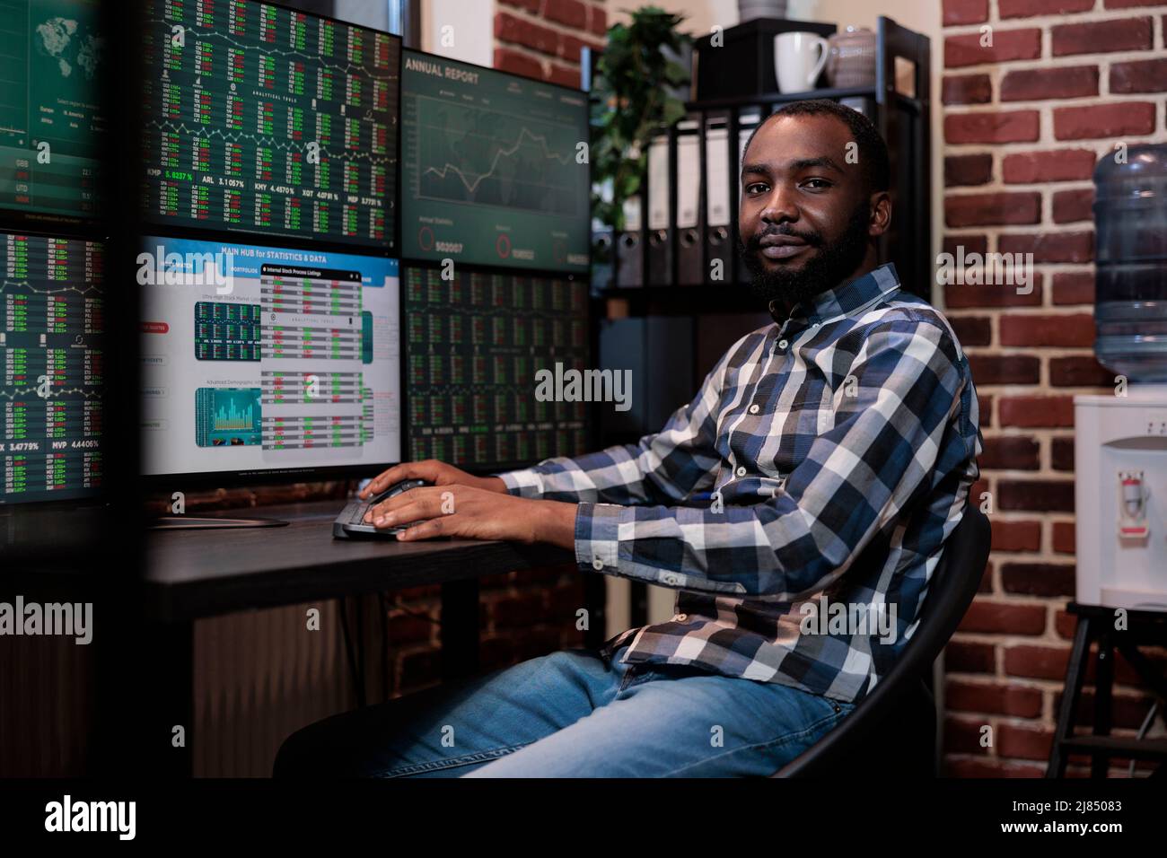 Real time stock chart hi-res stock photography and images - Alamy