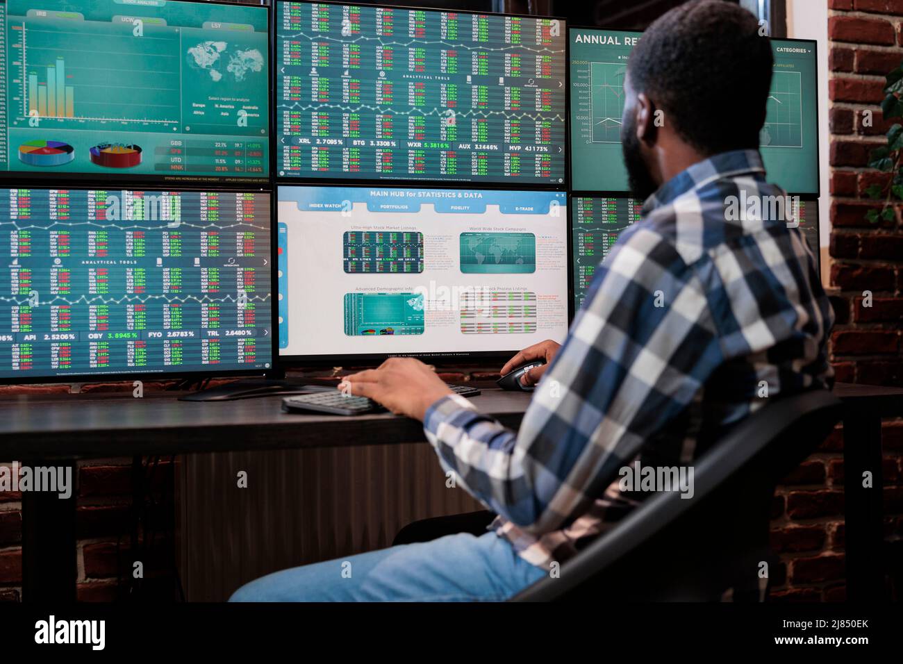 Platform agent hi-res stock photography and images - Alamy