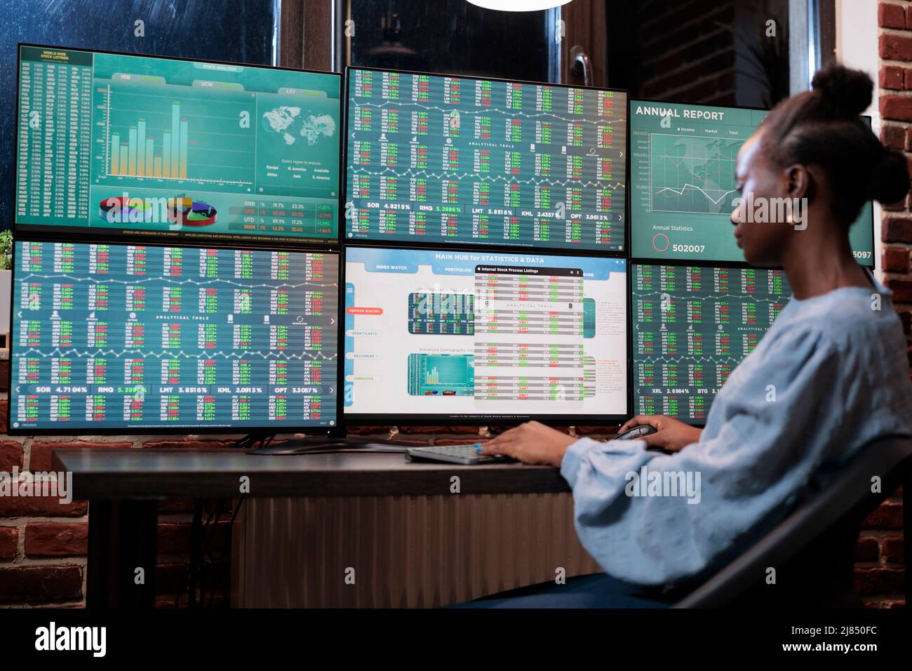 Stock market trader hi-res stock photography and images - Alamy
