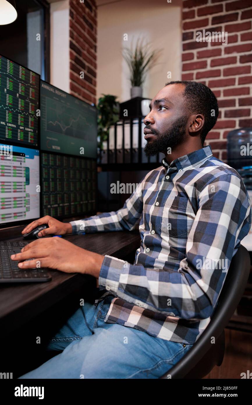 Multi monitor workstation hi-res stock photography and images - Alamy