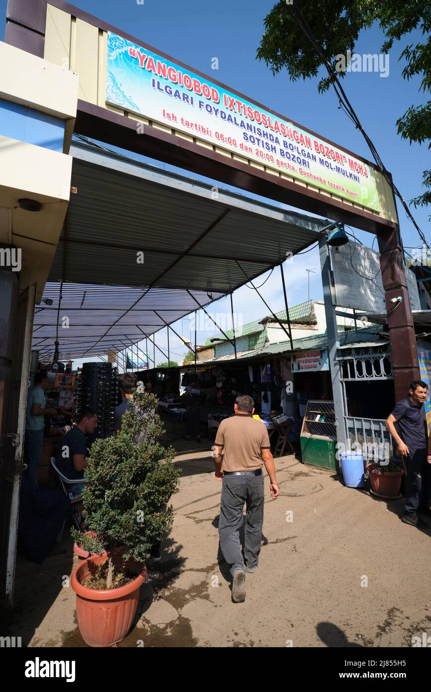 One of the entrances to Yangiobod Bazaar, Bozori. At the Yangiobod ...
