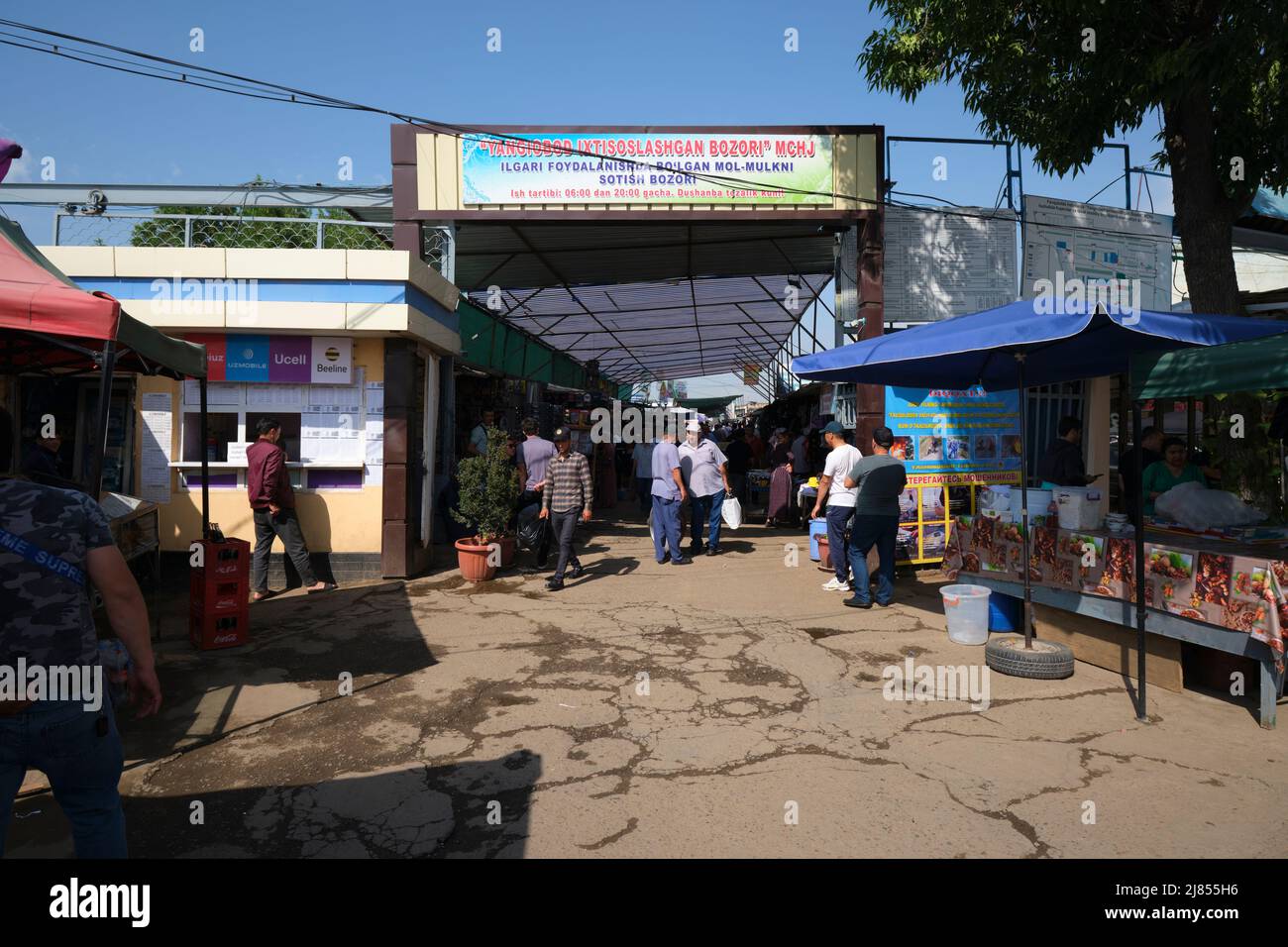 One of the entrances to Yangiobod Bazaar, Bozori. At the Yangiobod ...