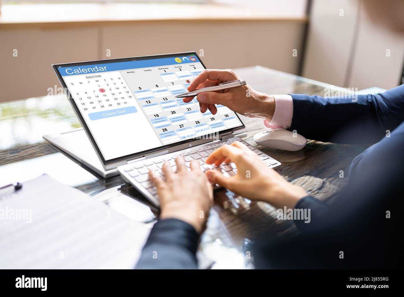 Black woman computer hi-res stock photography and images - Alamy