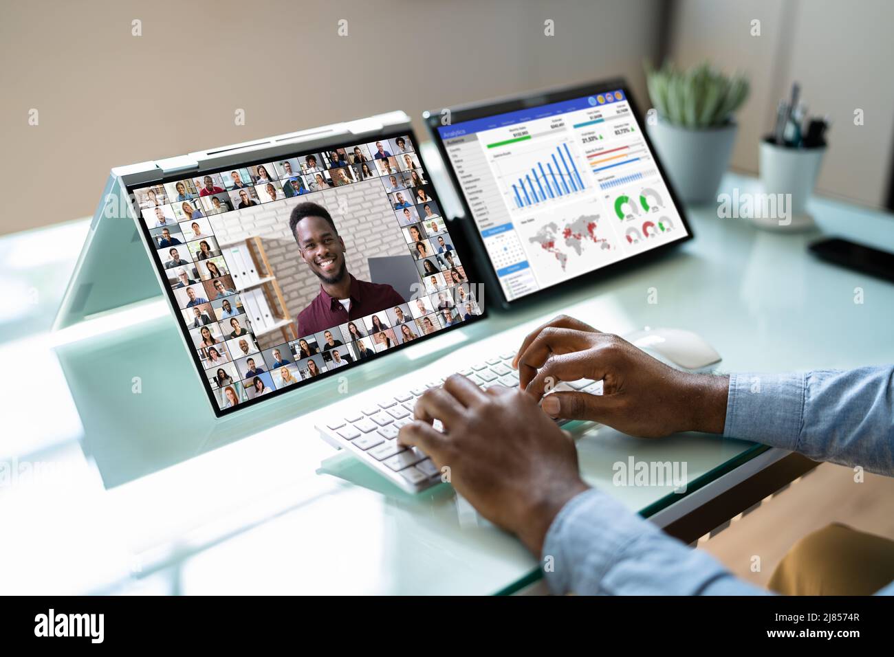 Watching online business hi-res stock photography and images - Alamy