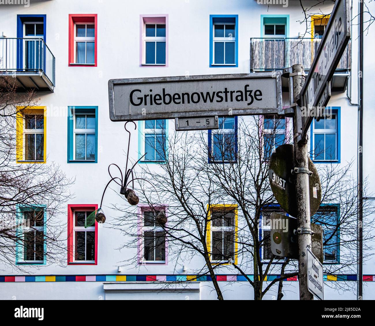 Bird feeder on street sign hi-res stock photography and images - Alamy