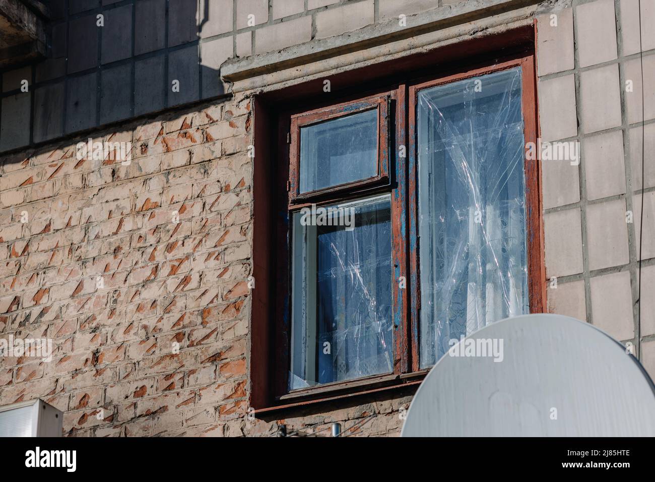 Taped broken window hi-res stock photography and images - Alamy