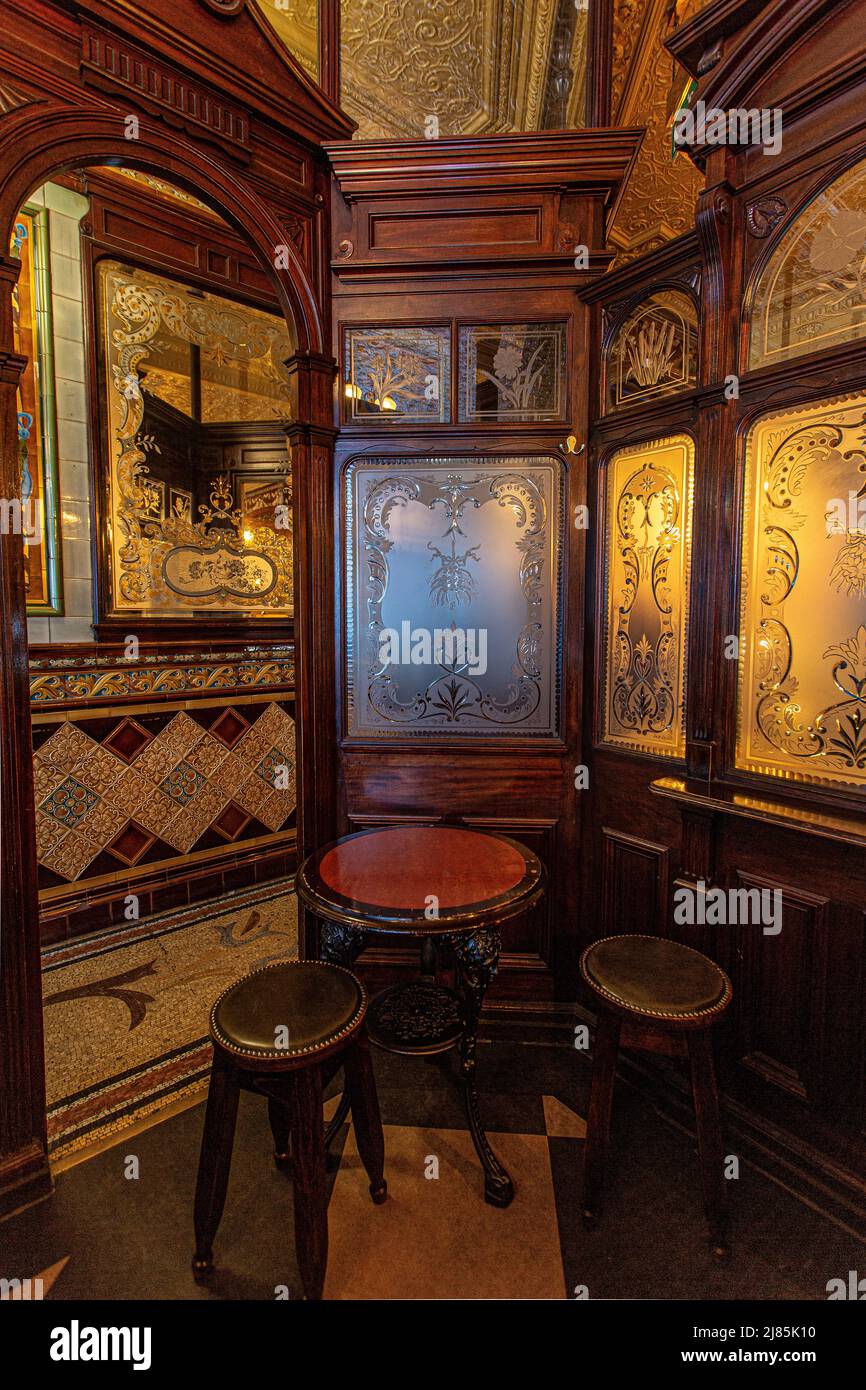 Traditional english pub interior hi-res stock photography and images ...