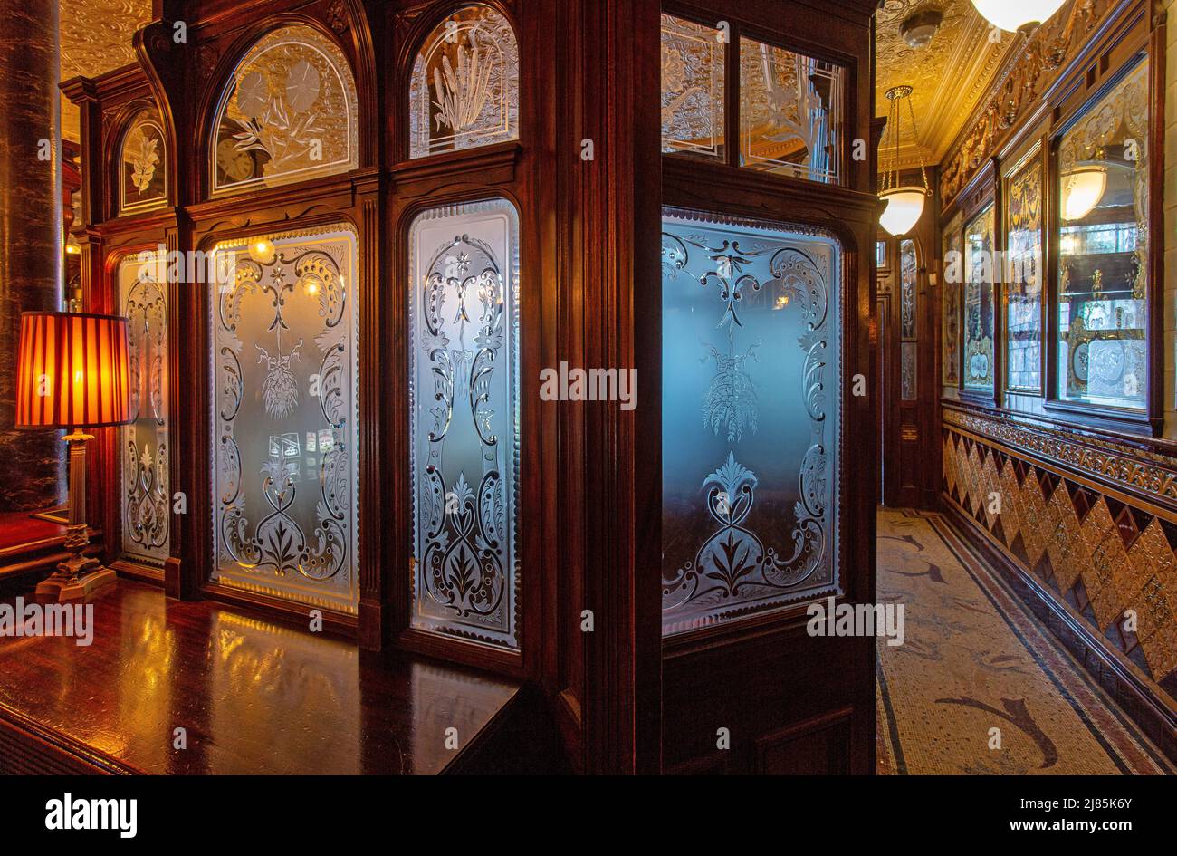 Old victorian pub interior hi-res stock photography and images - Alamy